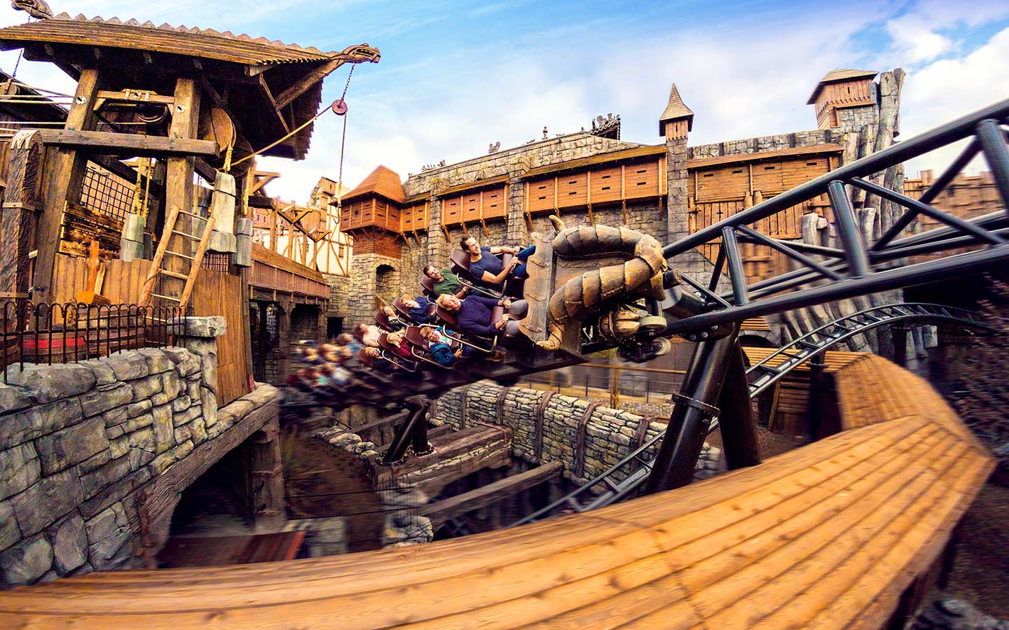 Taron – Multi Launch Coaster (Achterbahn) - Phantasialand Resort